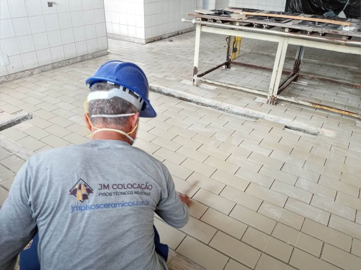 Colocação de Piso Extrudado em Frigoríficos | JM Colocação de Pisos